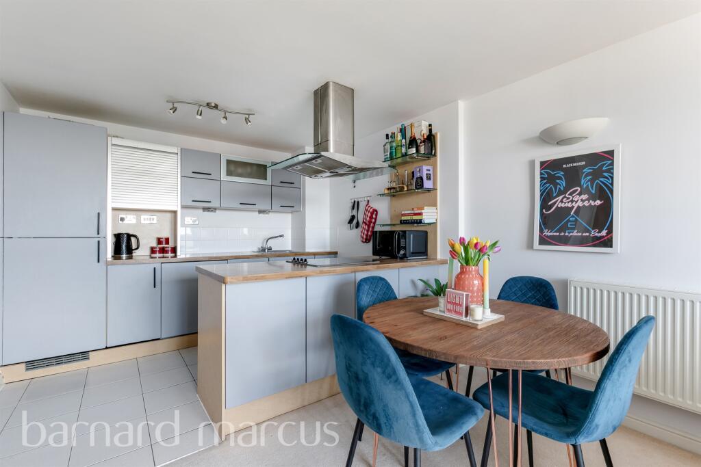 2 bedroom flat for sale in Throwley Way, Sutton, SM1