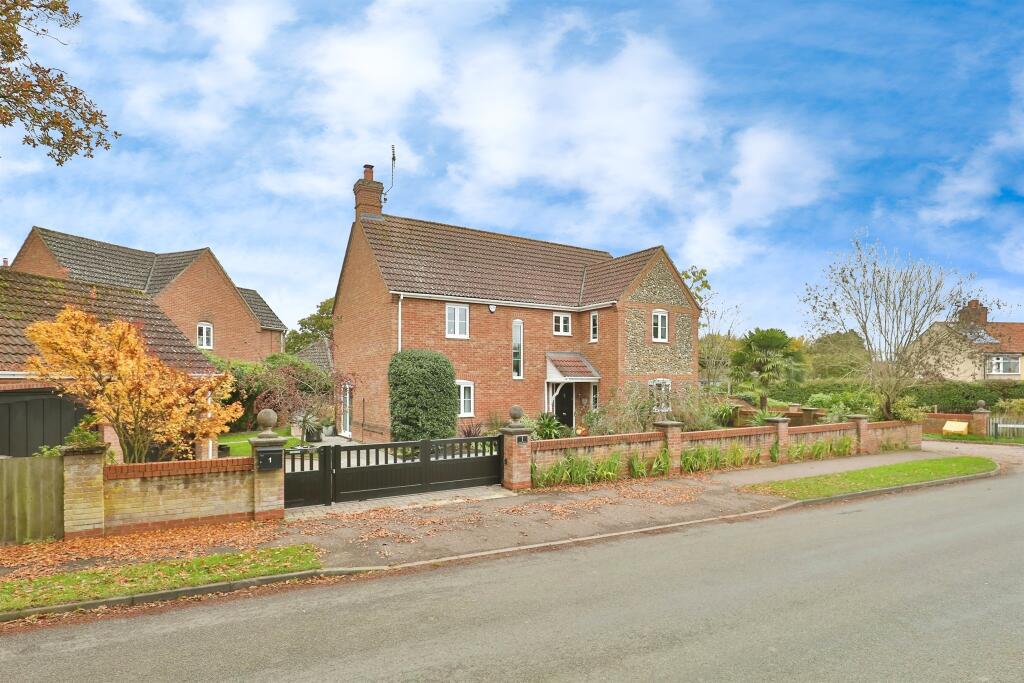 4 bedroom detached house for sale in Priors Grove, Yaxham, Dereham, NR19