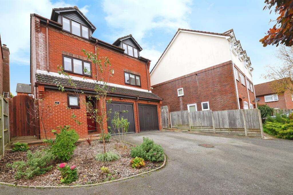 4 bedroom detached house for sale in Heron Walk, Durrington, Salisbury, SP4