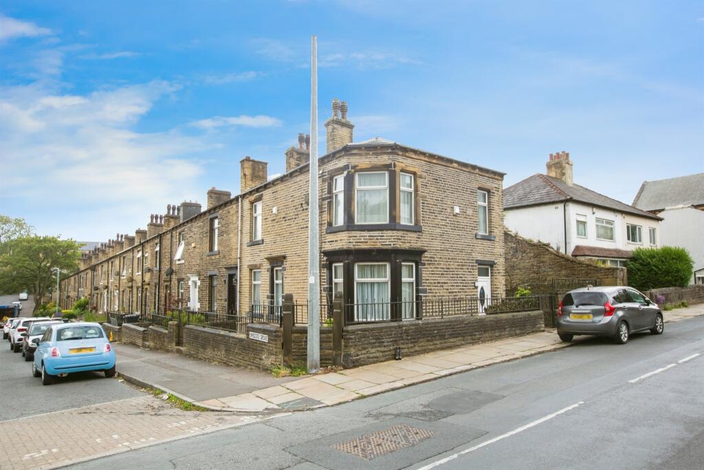 4 bedroom end of terrace house for sale in Haugh Shaw Road, HALIFAX, HX1