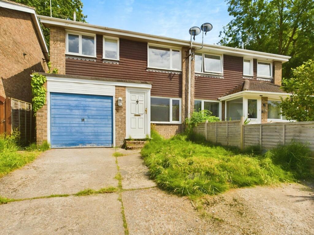 3 Bedroom Semi Detached House For Sale In Pine View Close Bursledon