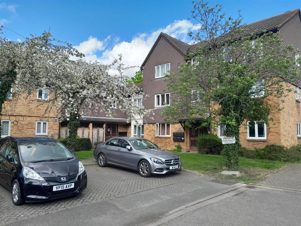 Studio flat for sale in Brendon Close, Harlington, UB3