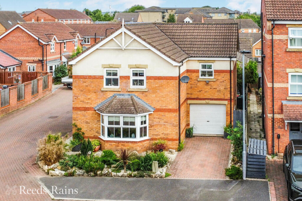 4 bedroom detached house for sale in Farnham Way, Dinnington, Sheffield ...