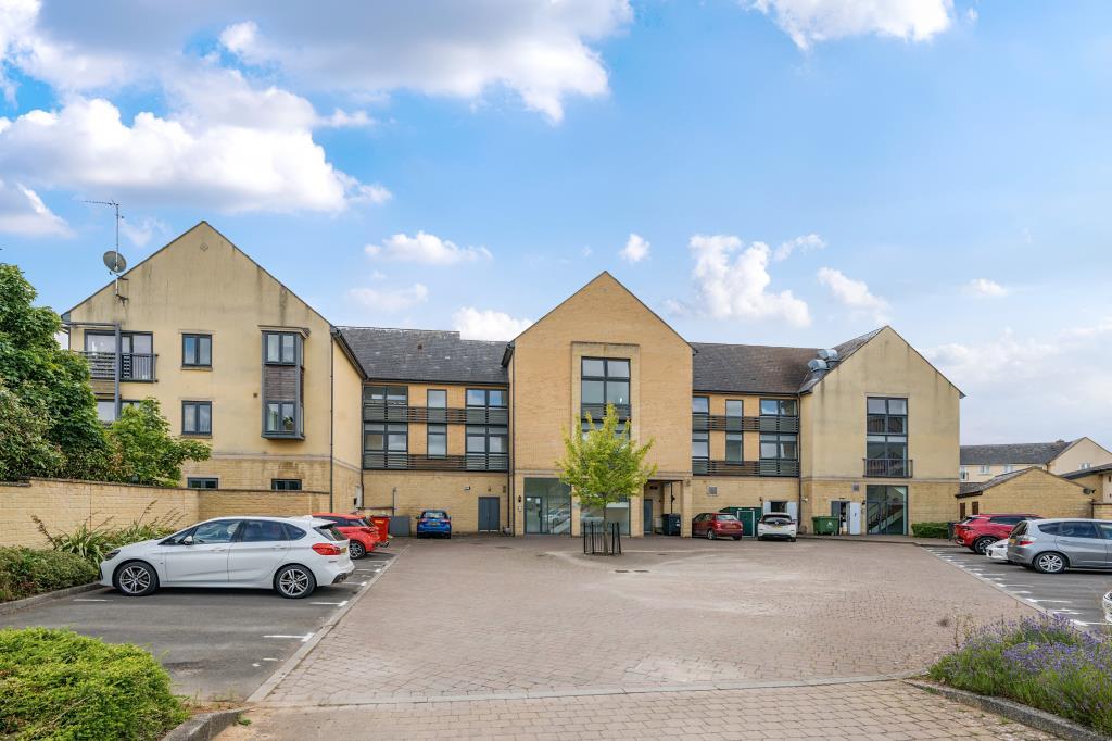 2 bedroom flat for sale in Shilton Park, Carterton , Oxfordshire, OX18