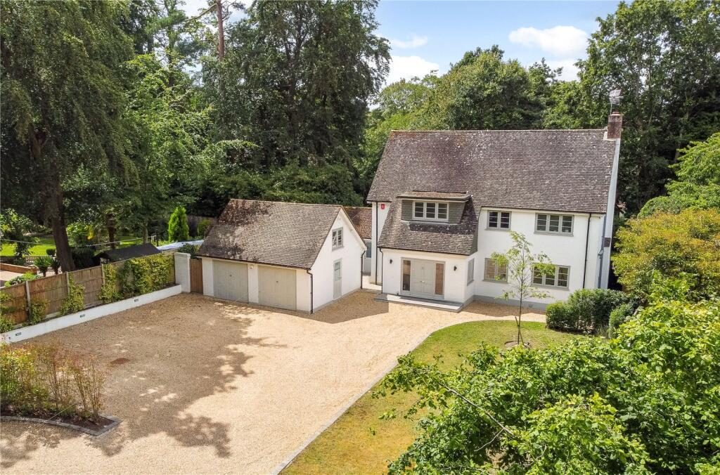 5 bedroom detached house for sale in Avenue Road, Fleet, GU51