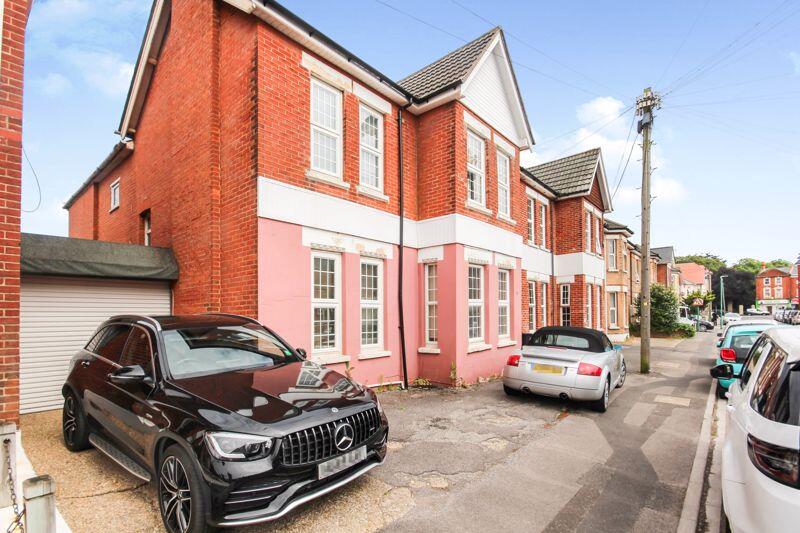 5 bedroom detached house for rent in Wolverton Road, Bournemouth, BH7