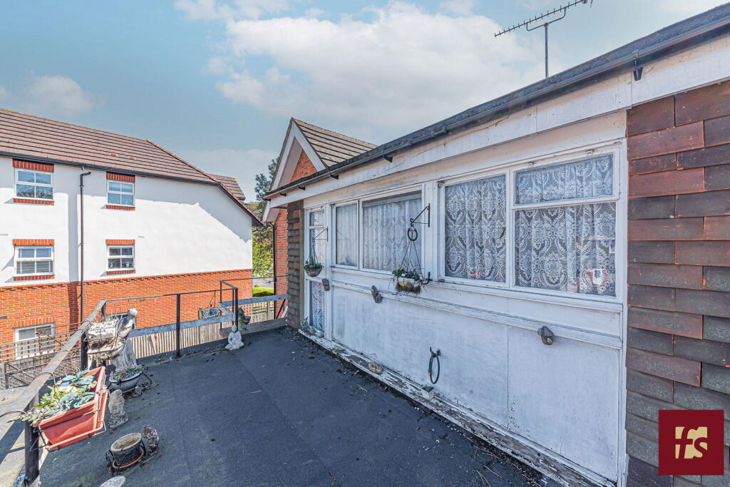 2 bedroom flat for sale in Dukes Ride, Crowthorne, RG45 6LT, RG45