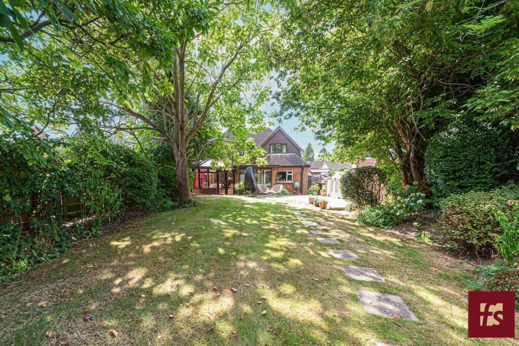 4 bedroom detached house for sale in Pinewood Avenue, Crowthorne ...