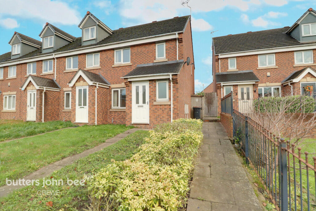 3 bedroom end of terrace house for sale in Gresty Road, Crewe, CW2