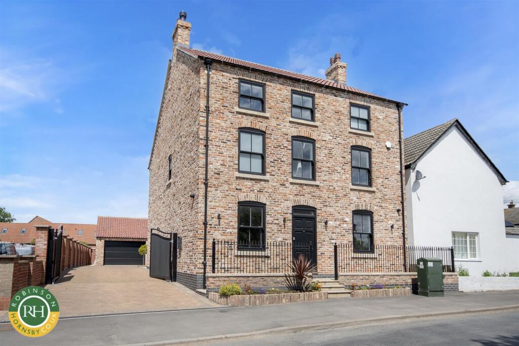 5 bedroom detached house for sale in Main Street, Fishlake, Doncaster, DN7