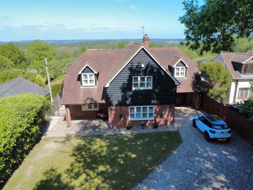 5 bedroom detached house for sale in The Ridge, Cold Ash, RG18