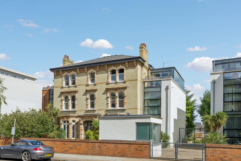 2 bedroom flat for sale in Carlton Drive, Putney Hill, SW15