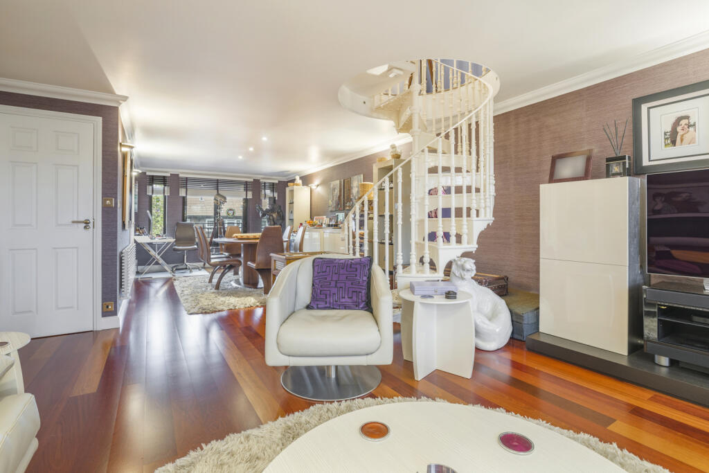 2 bedroom flat for sale in Discovery Walk, Wapping, E1W