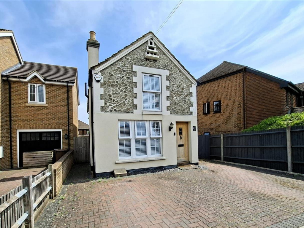 3 bedroom detached house for sale in Woodstock Road, Rochester, ME2