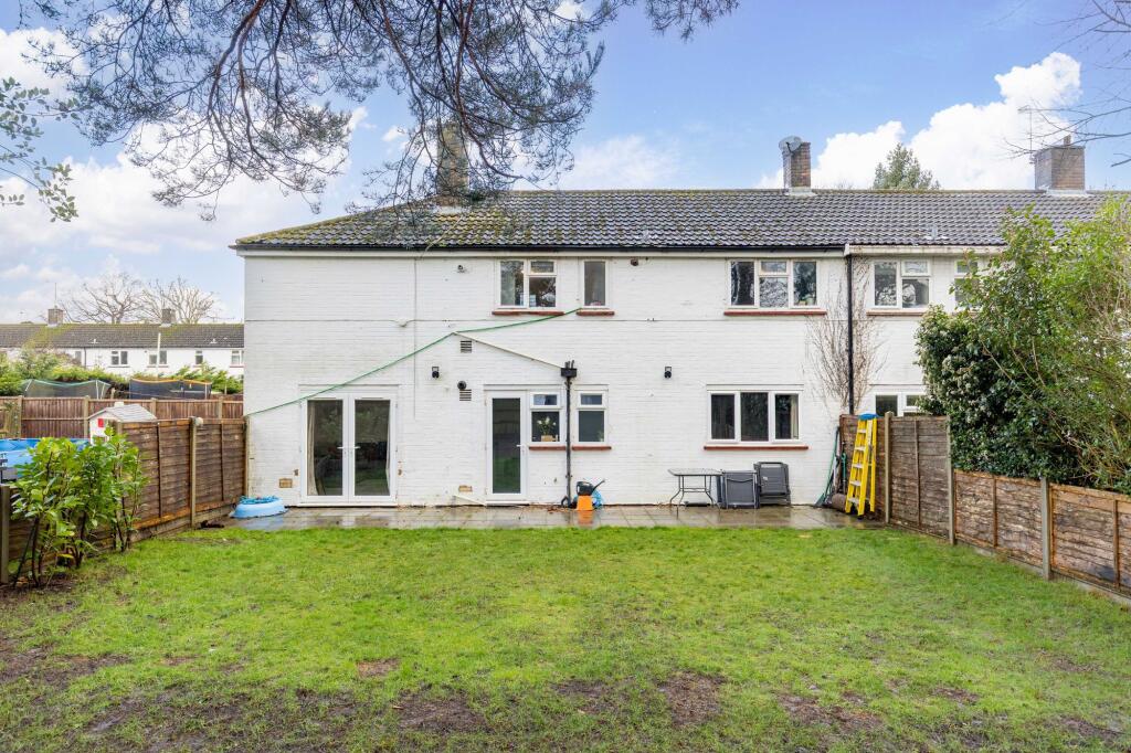 1 bedroom maisonette for sale in Midhurst Close, Crawley, RH11