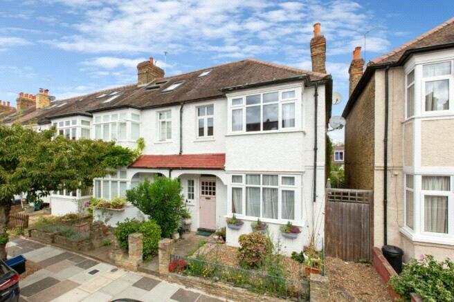 4 bedroom end of terrace house for sale in Kingsway, London, SW14