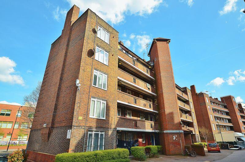 3 bedroom flat for rent in Morning Lane, Homerton E9