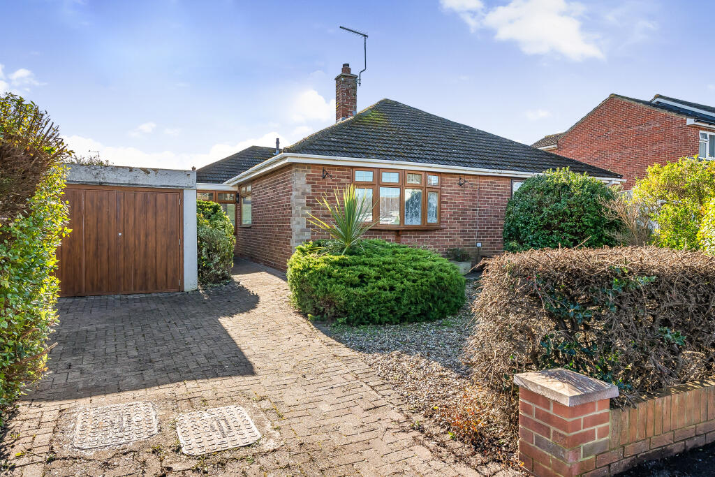 2 bedroom bungalow for sale in Caversham Close, Old Walcot, Swindon, SN3