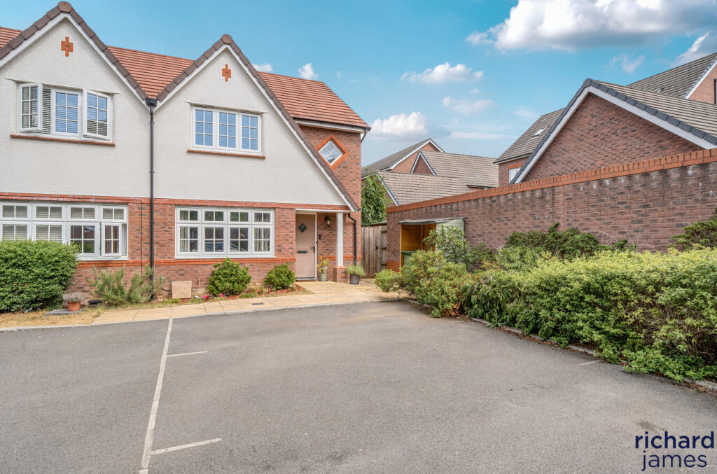 3 bedroom semi-detached house for sale in Pythouse Close, Swindon, SN3