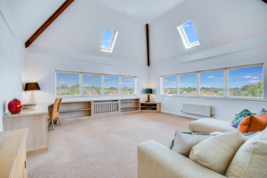 3 bedroom flat for sale in Beeleigh Link, Chelmer Village, Chelmsford, CM2