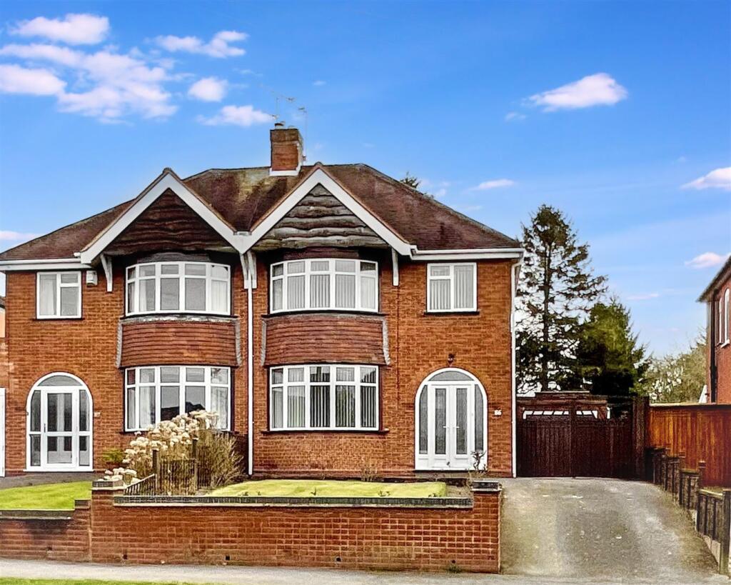 3 bedroom semi-detached house for rent in Finchfield Lane, Finchfield ...