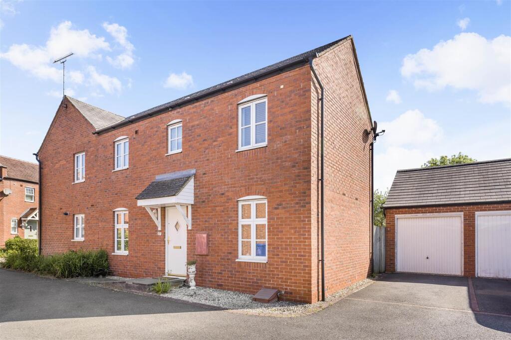 3 bedroom semi-detached house for sale in Lord Grandison Way, Banbury, OX16