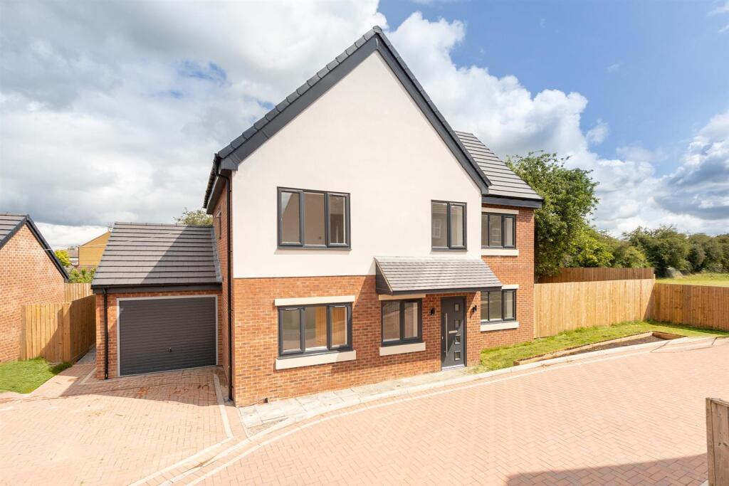 6 bedroom detached house for sale in Herdwick Close, Long Lawford, Rugby, CV23