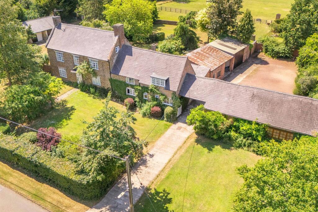 5 bedroom detached house for sale in Daventry Road, Barby, Rugby, CV23