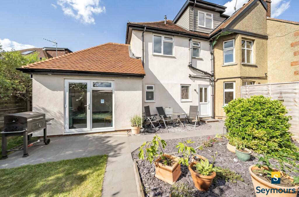 2 bedroom flat for sale in Stoke Road, Guildford, Surrey, GU1