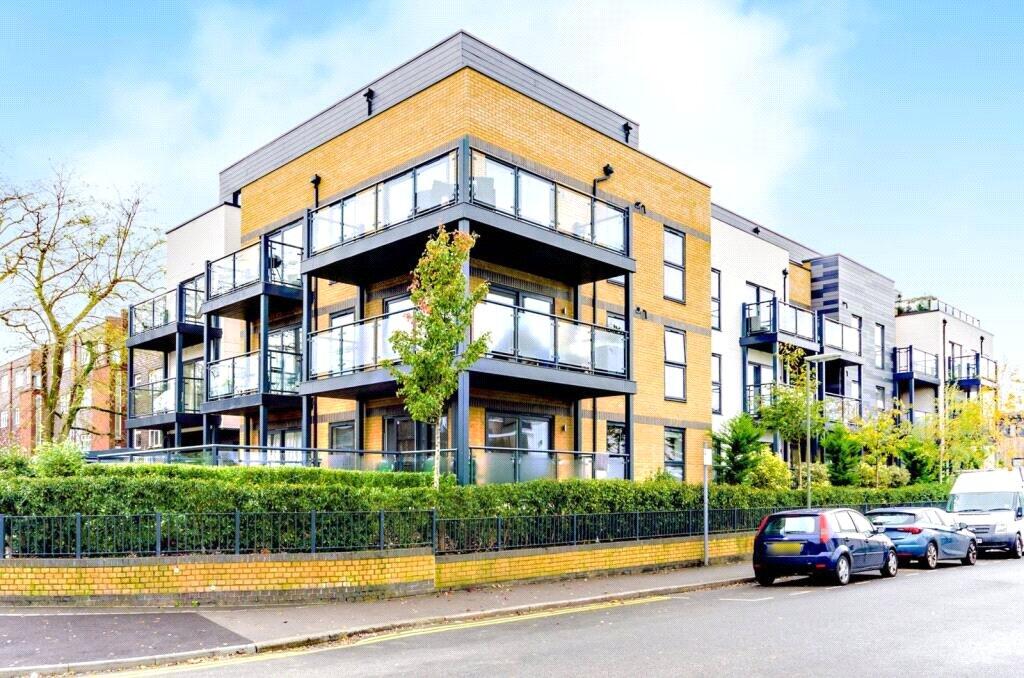 2 bedroom flat for sale in Wharf Road, Guildford, Surrey, GU1