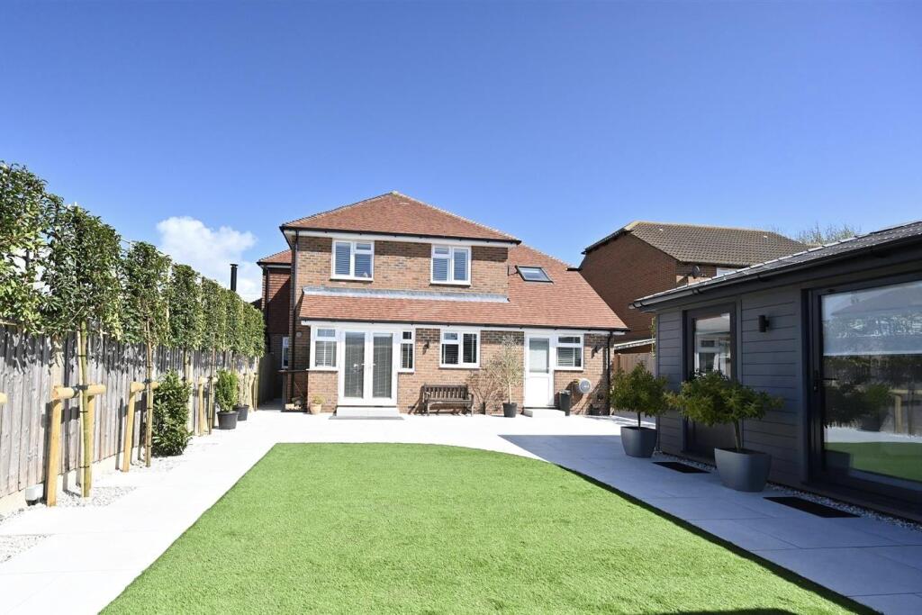 4 bedroom detached house for sale in Mill View Road, Yapton, BN18