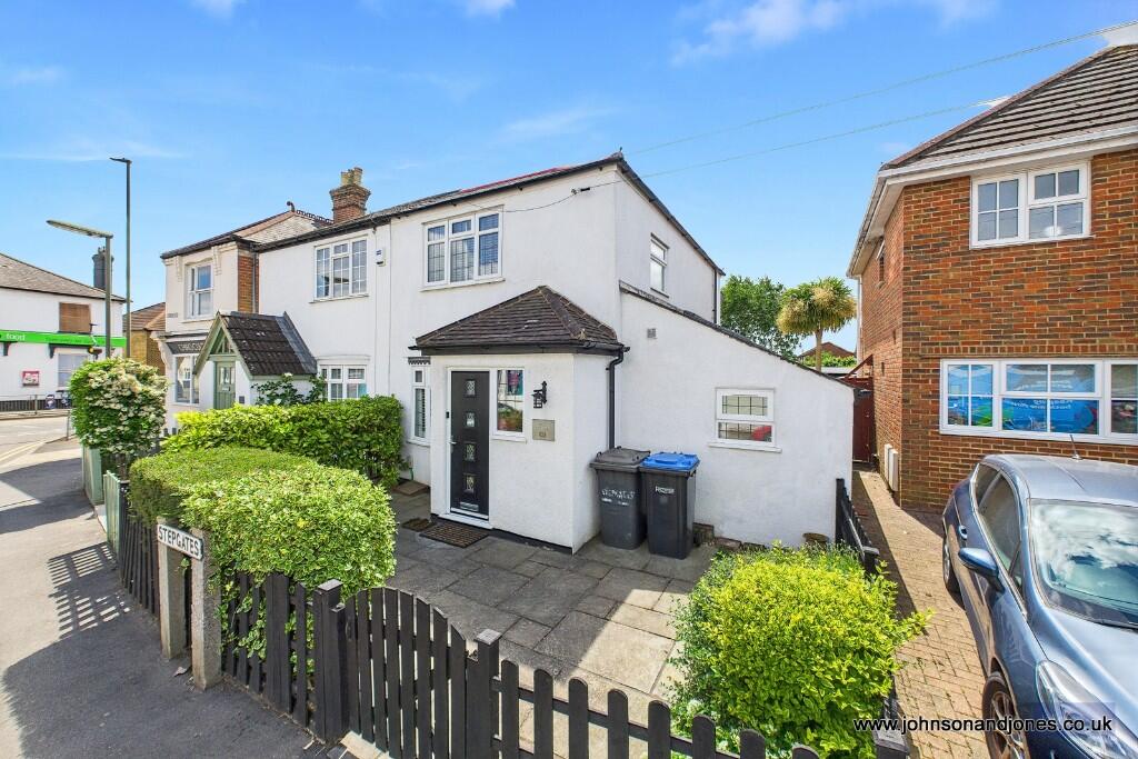 2 bedroom cottage for sale in Stepgates, Chertsey, Surrey, KT16