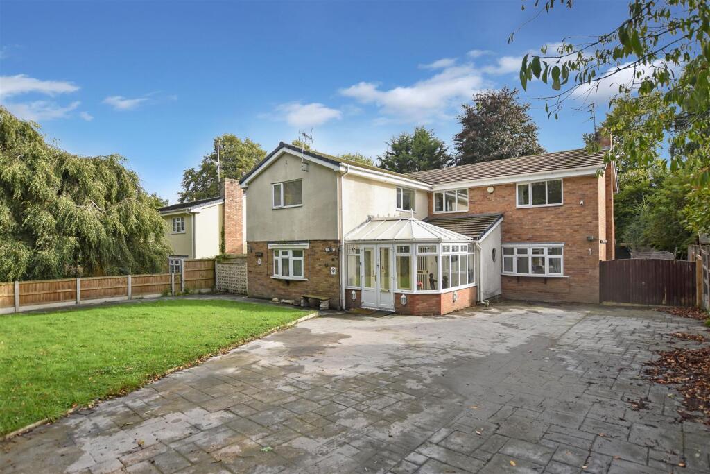 6 bedroom detached house for sale in Green Park, Wrexham, LL13