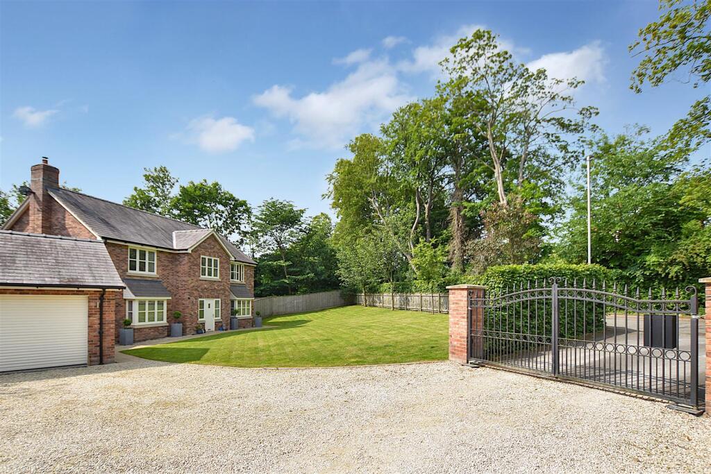 4 bedroom detached house for sale in Erddig Road, Wrexham, LL13