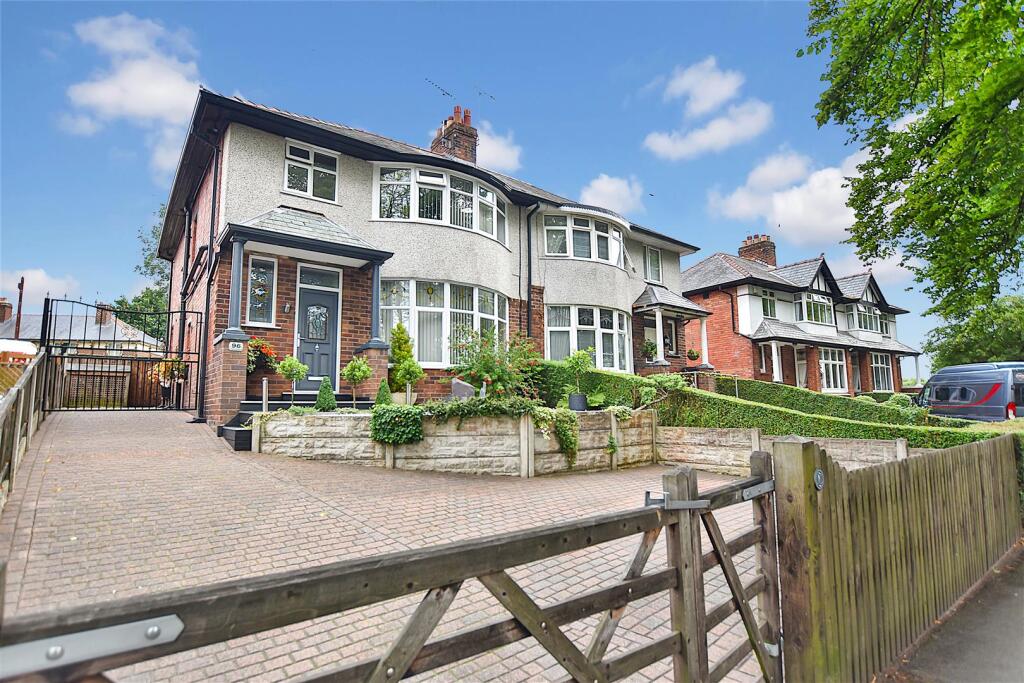 3 bedroom semi-detached house for sale in Park Avenue, Wrexham, LL12