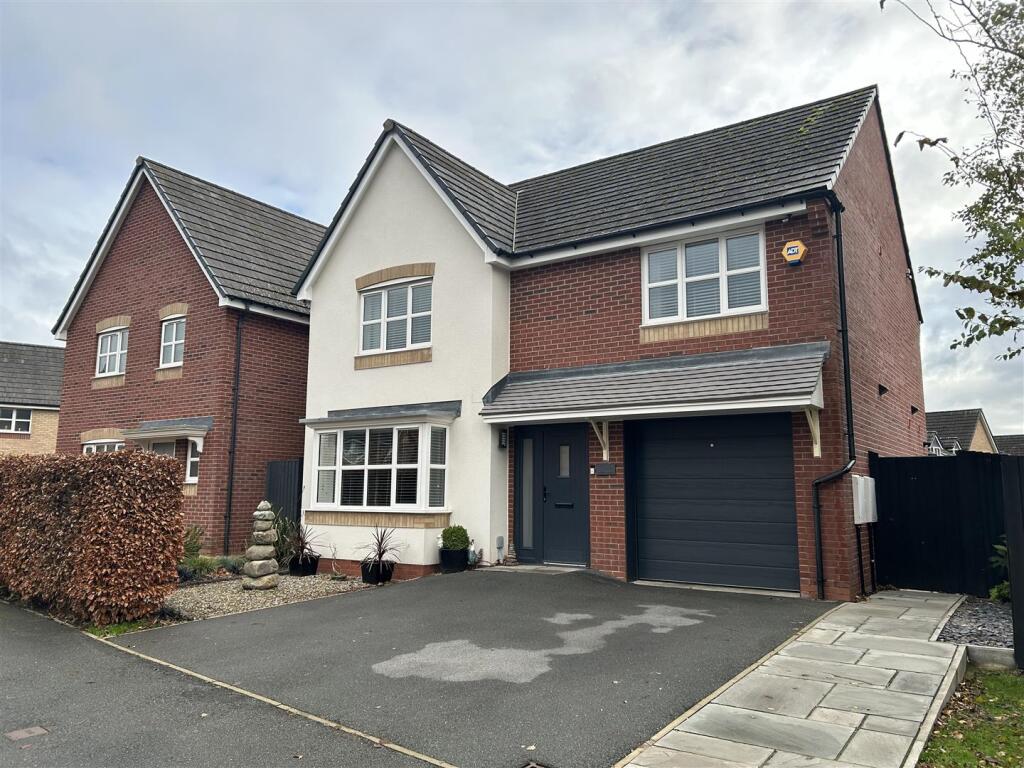 4 bedroom detached house for sale in Whitehead Drive, Wrexham, LL11