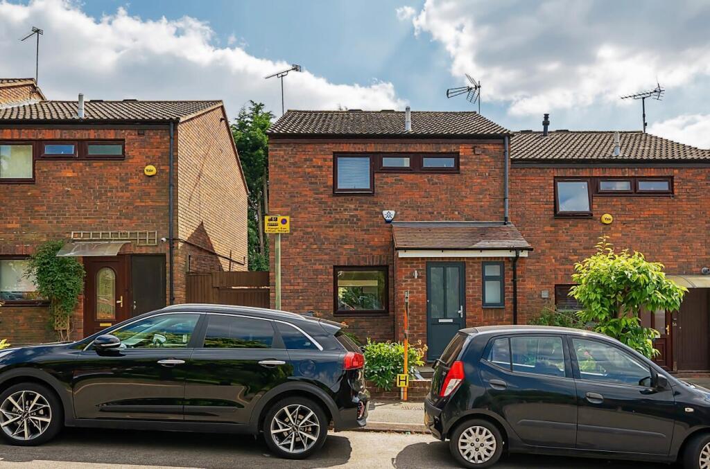 3 bedroom end of terrace house for sale in Springfield Close, Woodside ...
