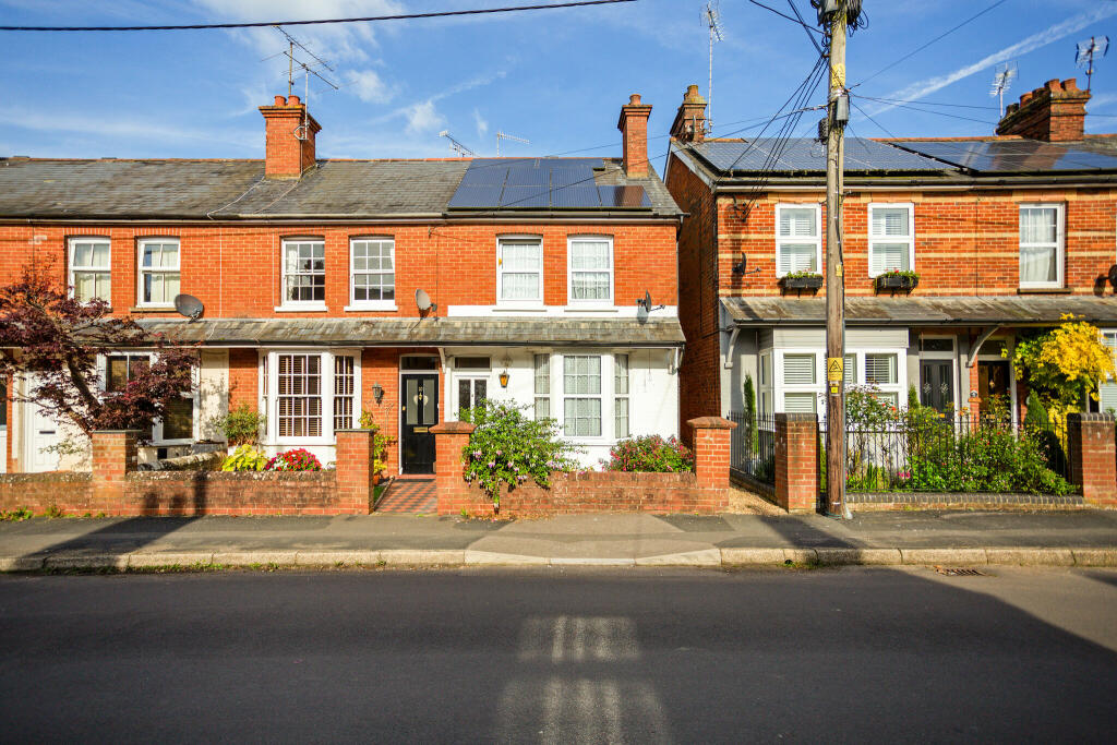 3 bedroom house for sale in Albert Road, Alton, GU34