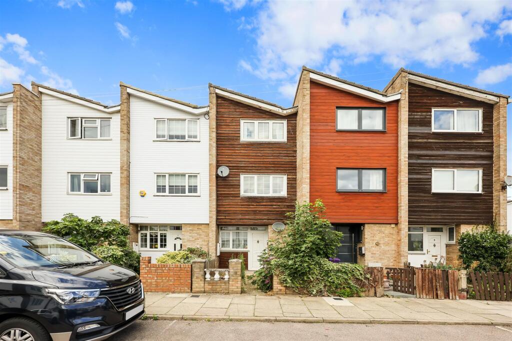 4 bedroom terraced house for rent in Annie Besant Close, Bow, E3