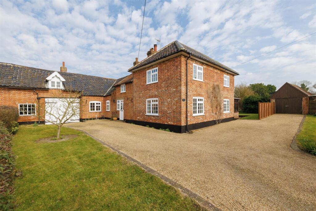 4 bedroom link detached house for sale in London Road, Shadingfield ...