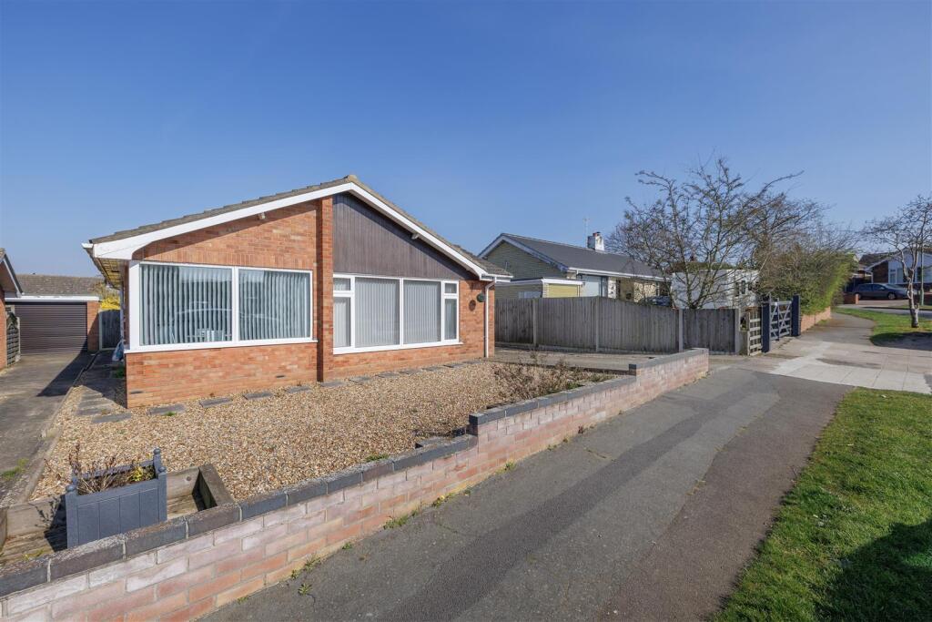 3 bedroom detached bungalow for sale in Highland Drive, Worlingham ...