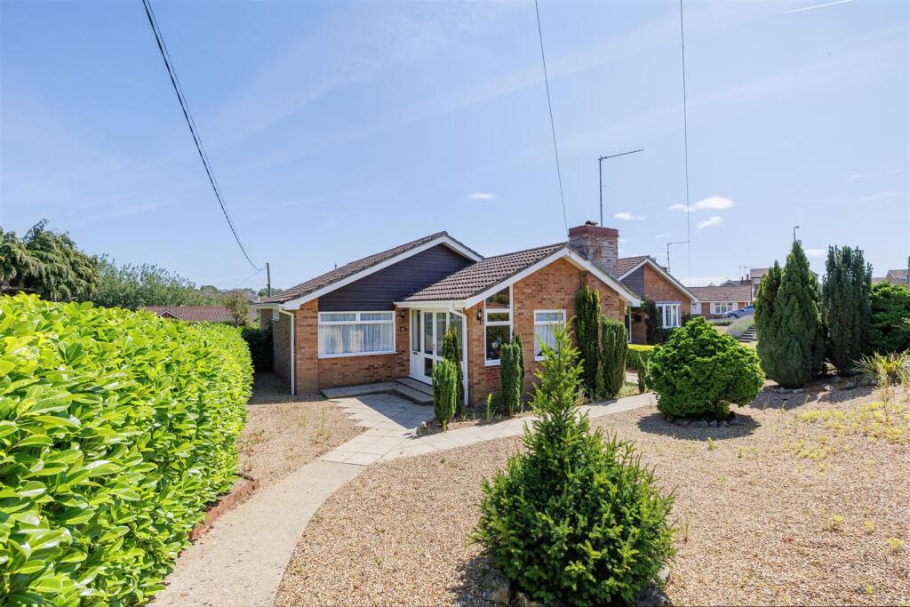 2 bedroom detached bungalow for sale in Darby Road, Beccles, NR34
