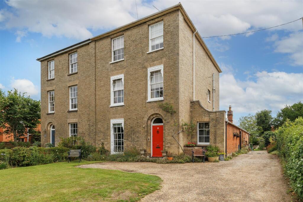 4 bedroom semi-detached house for sale in London Road, Beccles, NR34