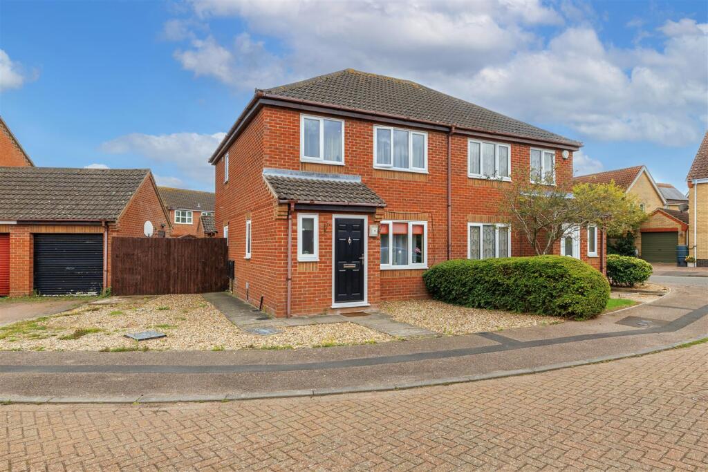3 bedroom semi-detached house for sale in Chestnut Close, Worlingham ...