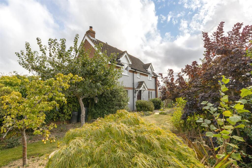 4 bedroom detached house for sale in Gorse View, Westleton, IP17