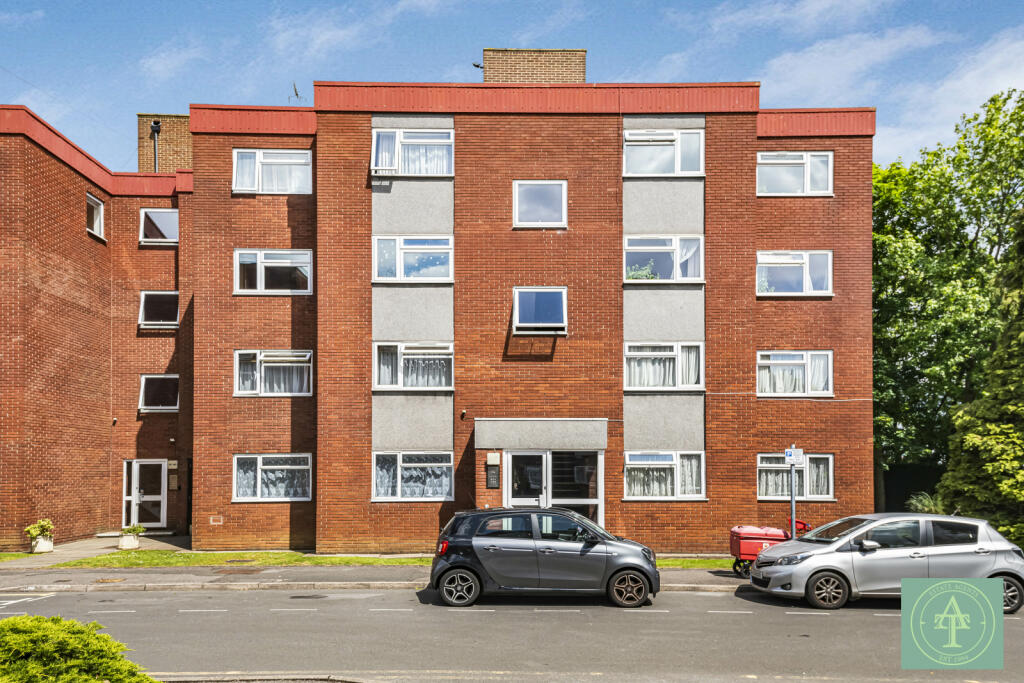 2 bedroom flat for sale in Grange Gardens, London, N14