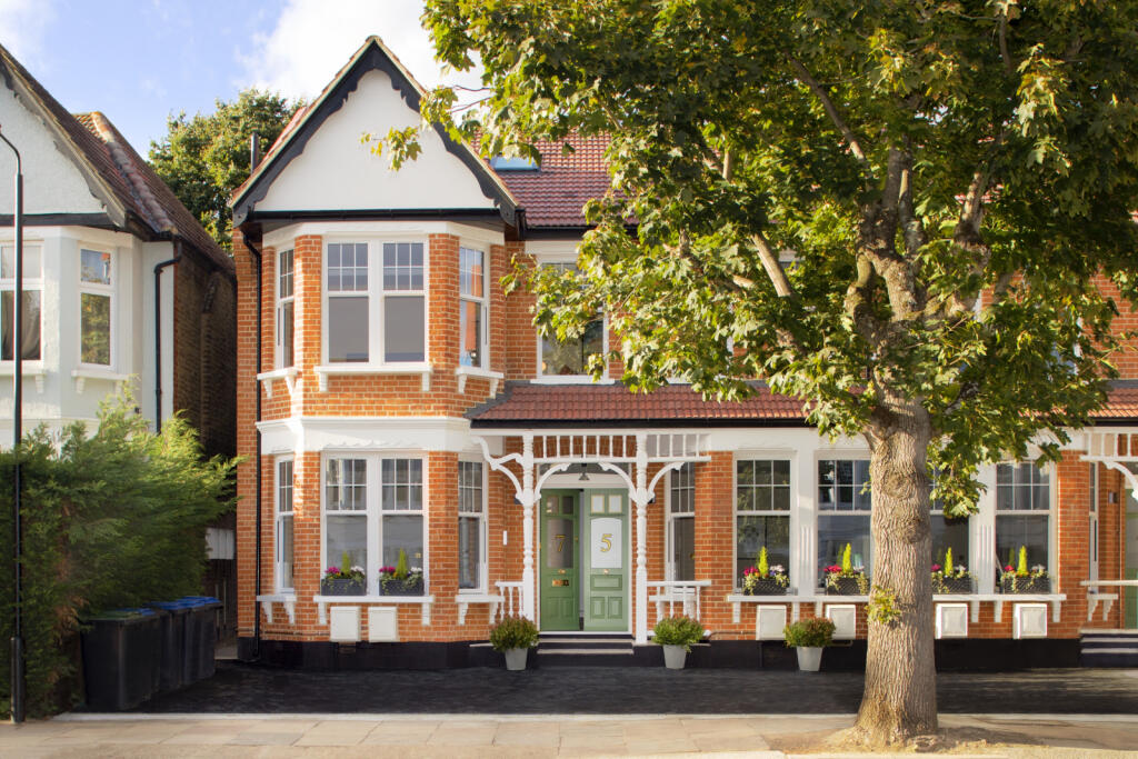 2 bedroom flat for sale in Selborne Road, Southgate, London, N14