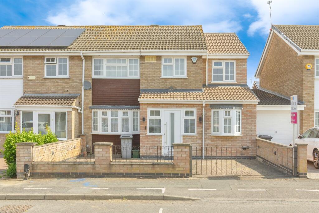 5 bedroom semi-detached house for sale in Braemar Drive, Leicester, LE4
