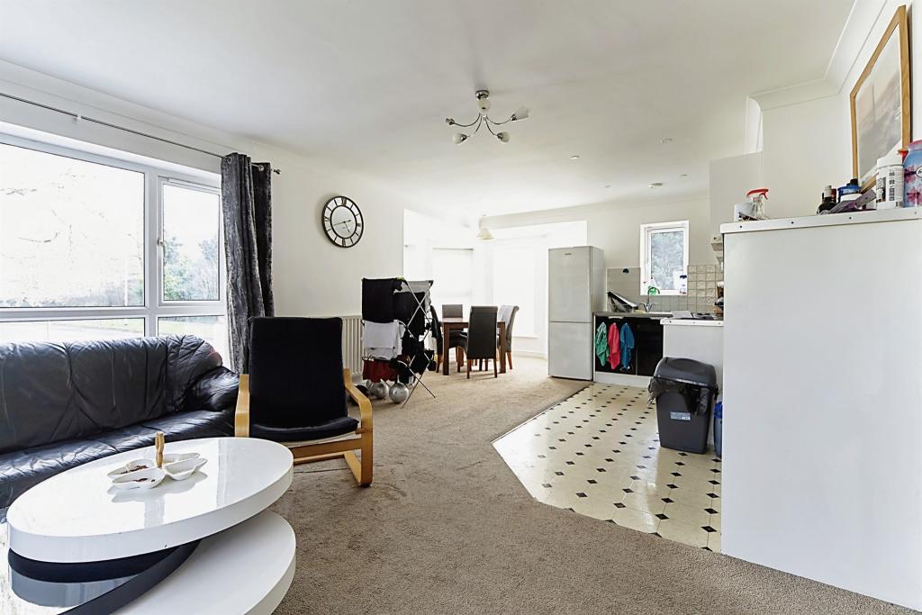 2 bedroom flat for sale in Roundhay Road, Leeds, LS8