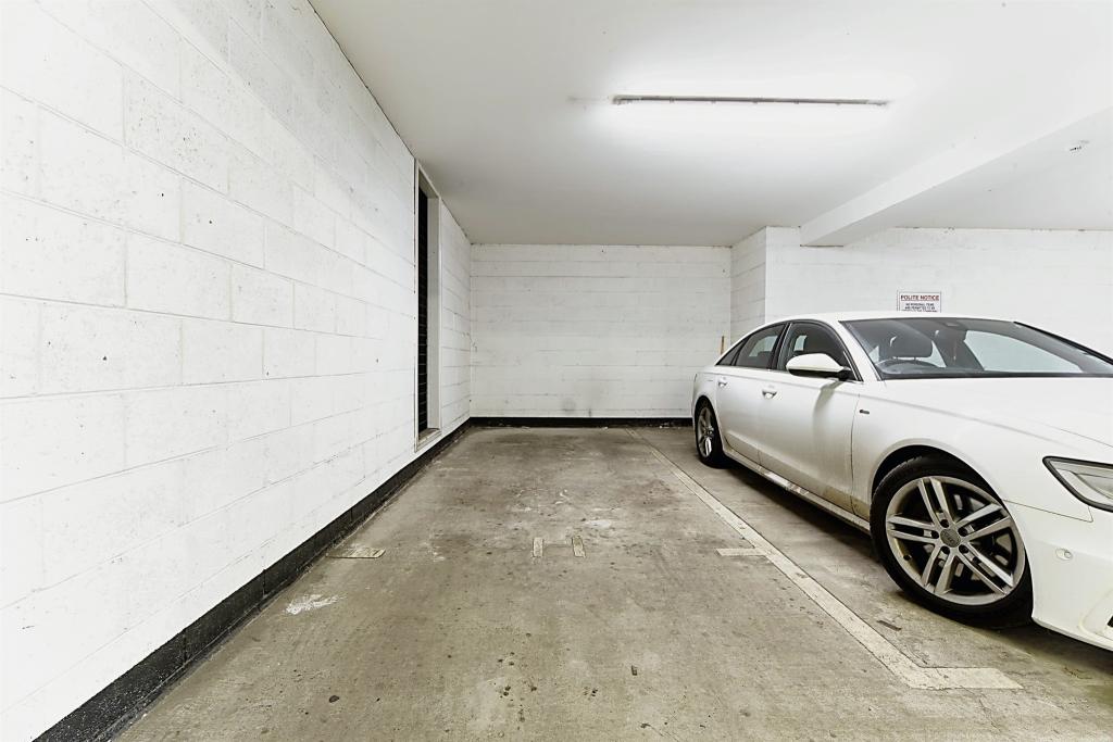 2 bedroom flat for sale in Roundhay Road, Leeds, LS8